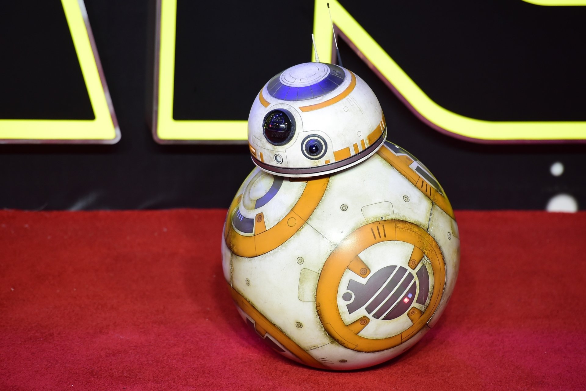 BB-8: A Stunning 4K Ultra HD Sci-Fi Wallpaper from Star Wars