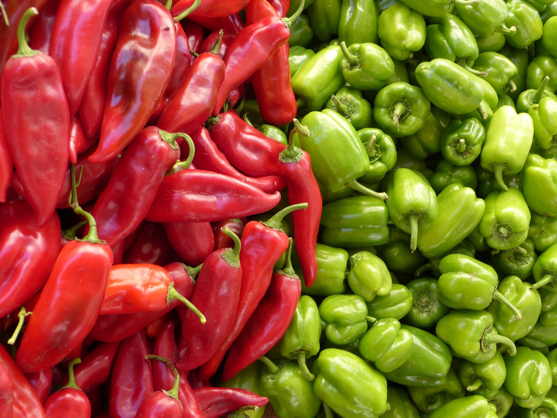 4K Ultra HD Peppers: Vibrant Red & Green Vegetable Wallpaper ...