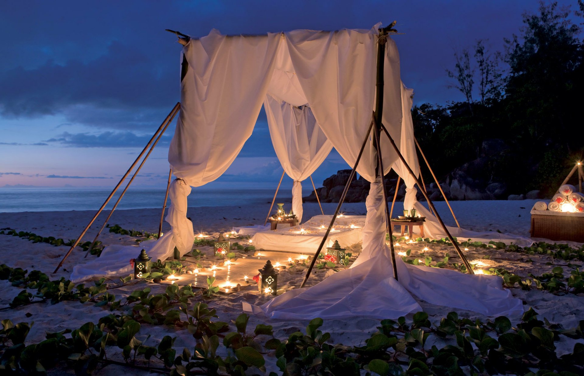 Romantic Beach Escape: HD Wallpaper of Candlelit Ocean Horizon