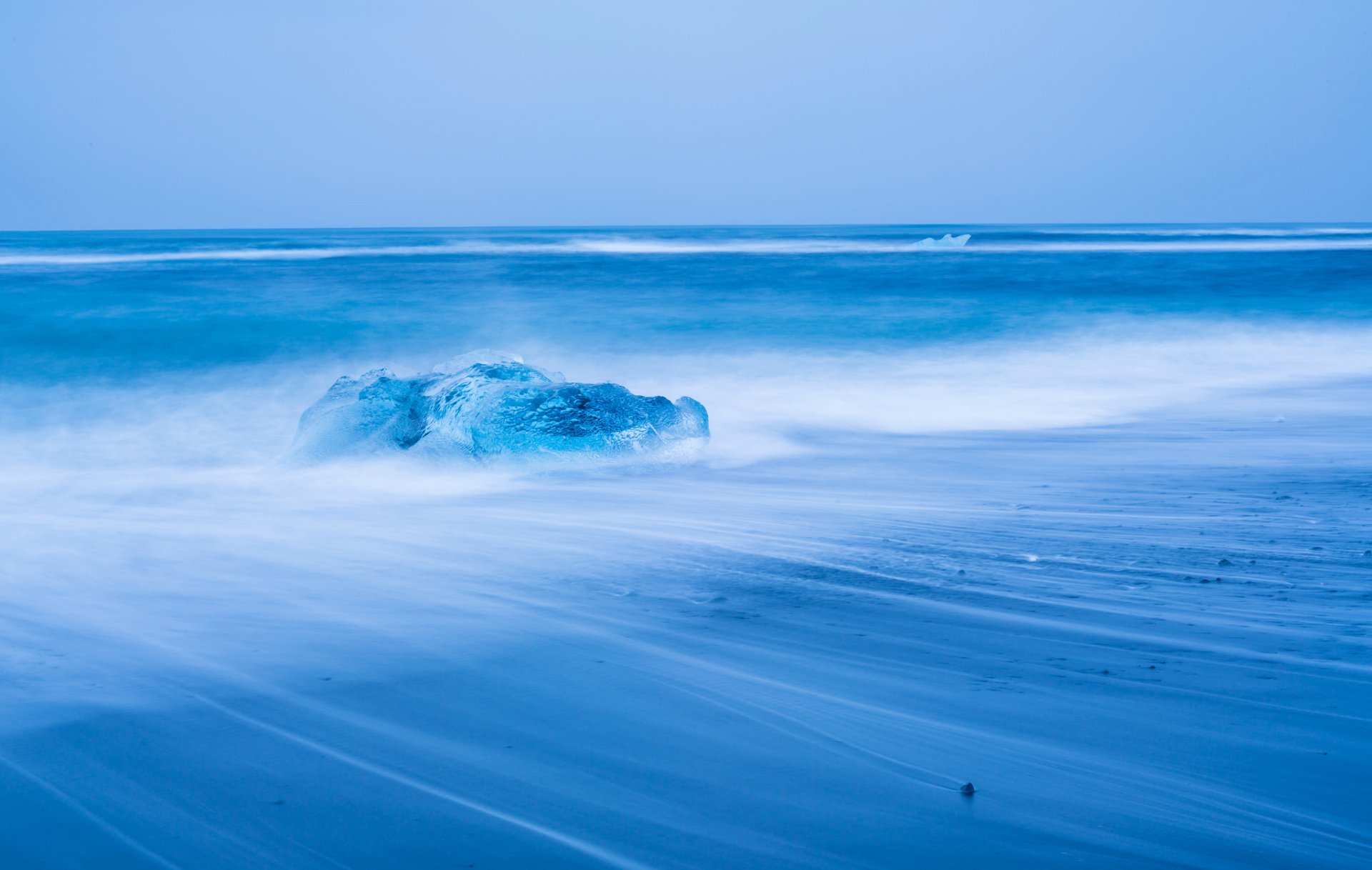 Icelandic Blue Horizon: Ocean Ice and Sky in Stunning HD