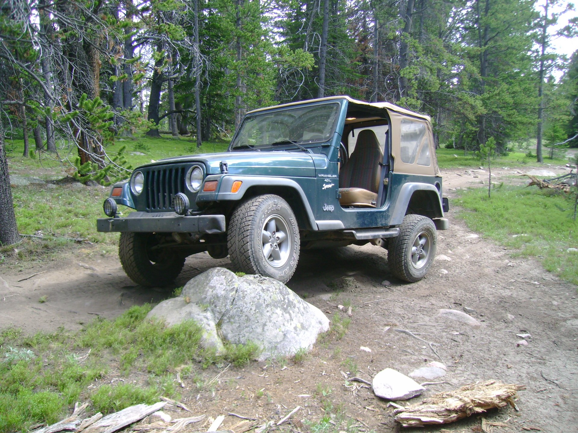 HD Wallpaper of a Jeep Wrangler in Nature