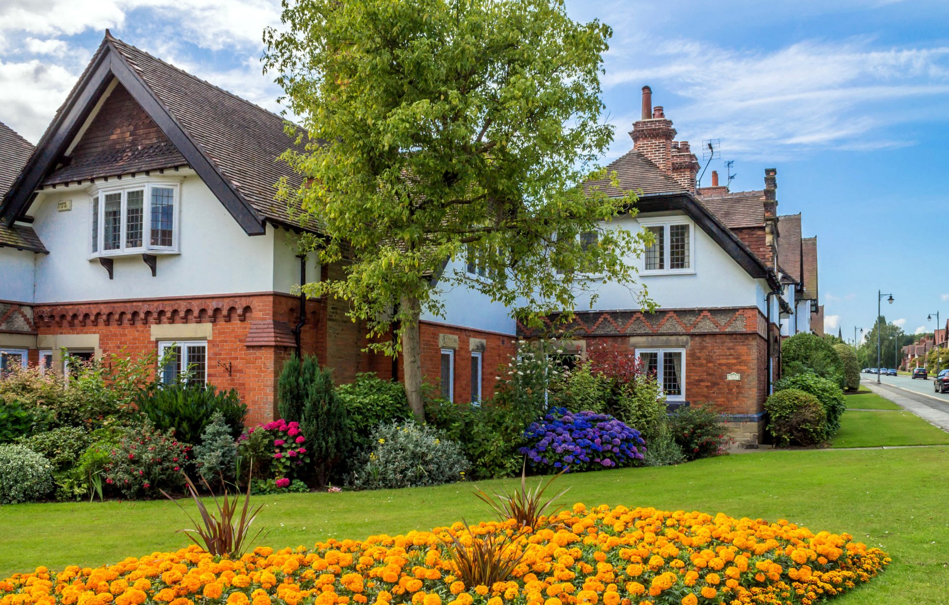 Charming English Garden Home – HD Tropical Bliss Wallpaper