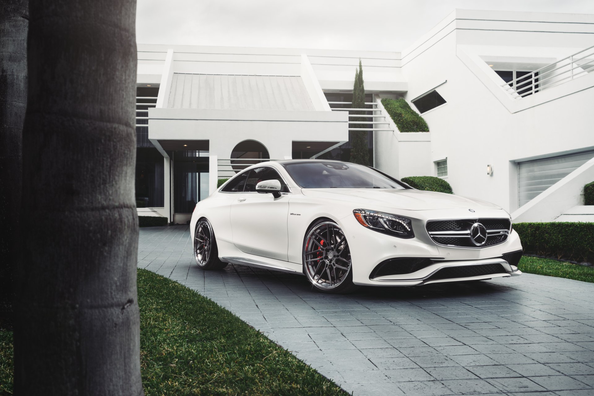 Mercedes-Benz S-Class White Luxury Ride – 4K Ultra HD Wallpaper