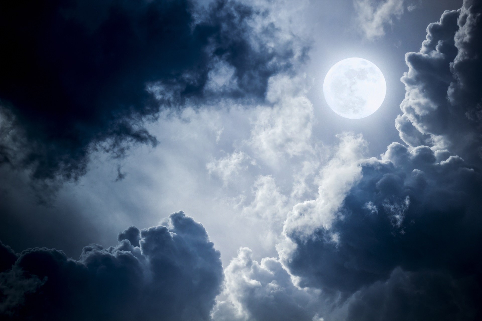 Moonlit Clouds: Stunning Nature HD Wallpaper