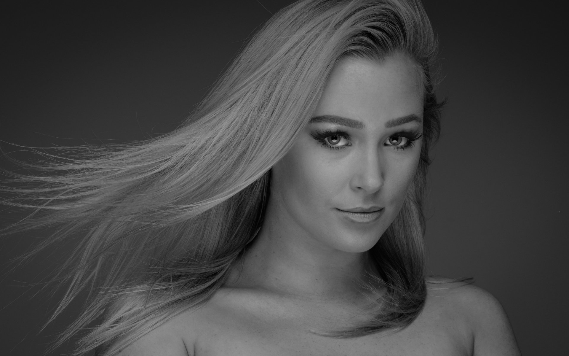 Elegant Black & White Model Portrait - 4K Ultra HD Wallpaper