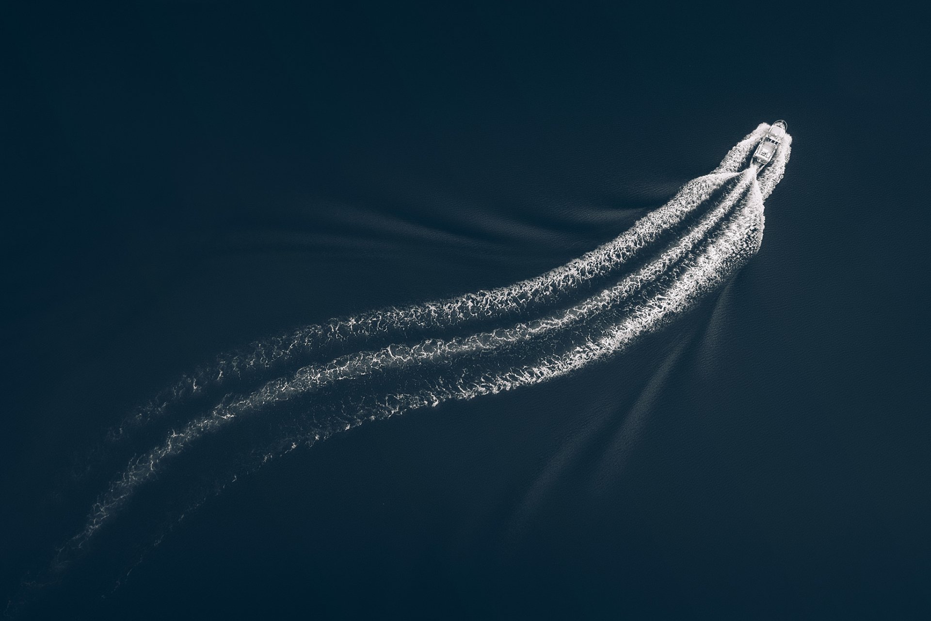 Dynamic Boat Trail - HD Wallpaper