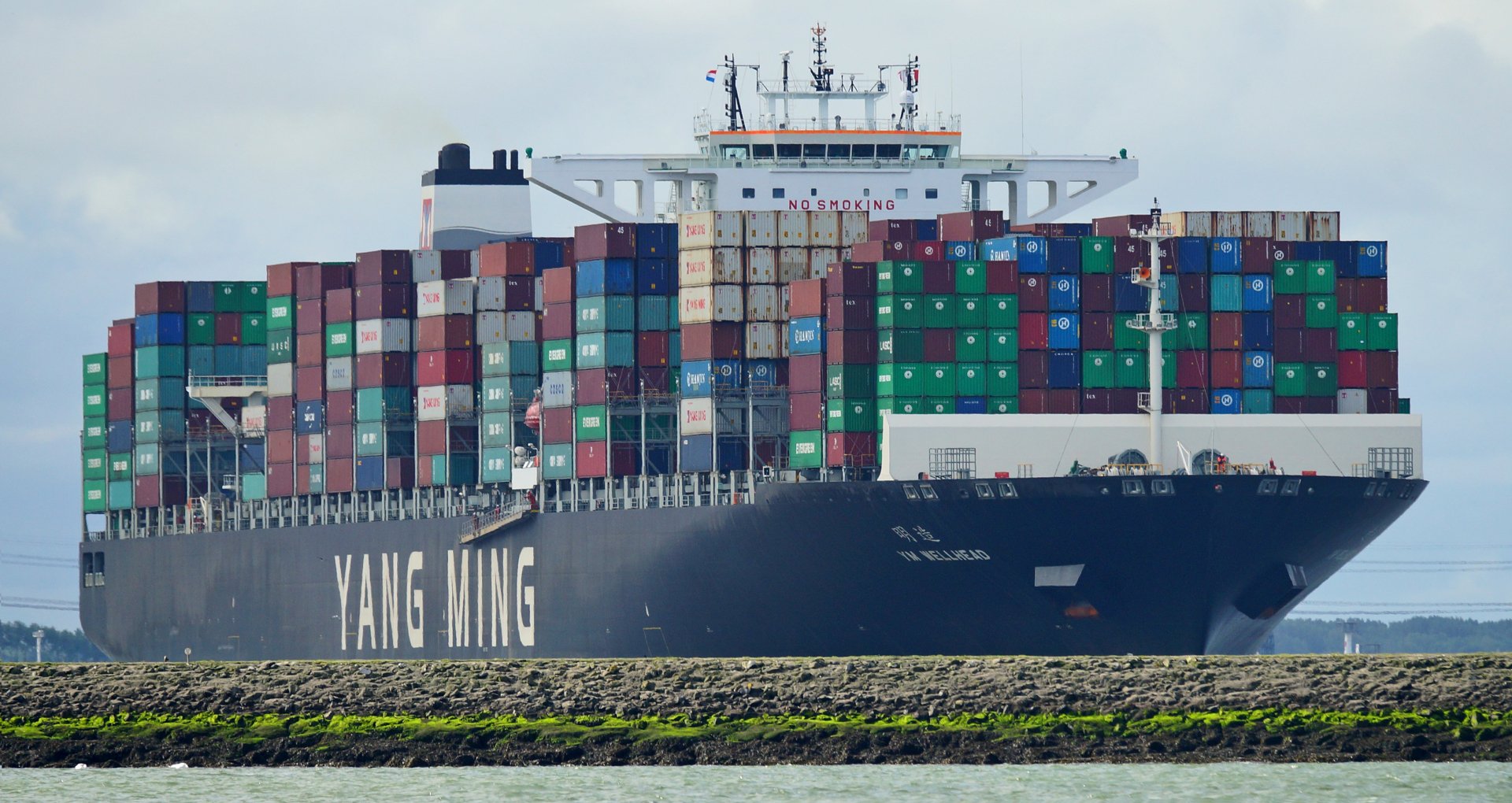 HD Container Ship: Massive Yang Ming Transport Vessel in Action