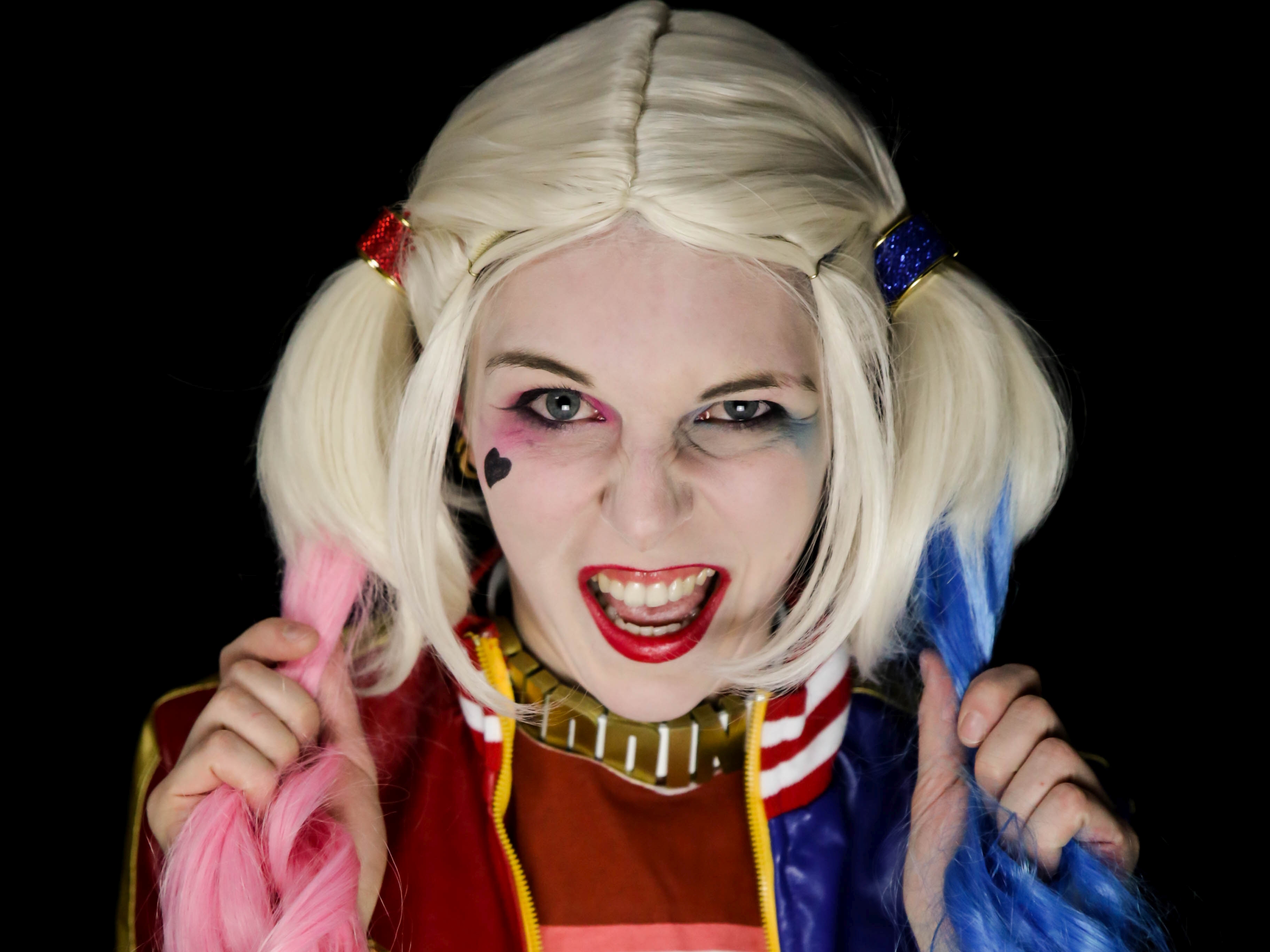 Harley Quinn Cosplay HD Wallpaper – Bold and Vibrant Woman Character Shot