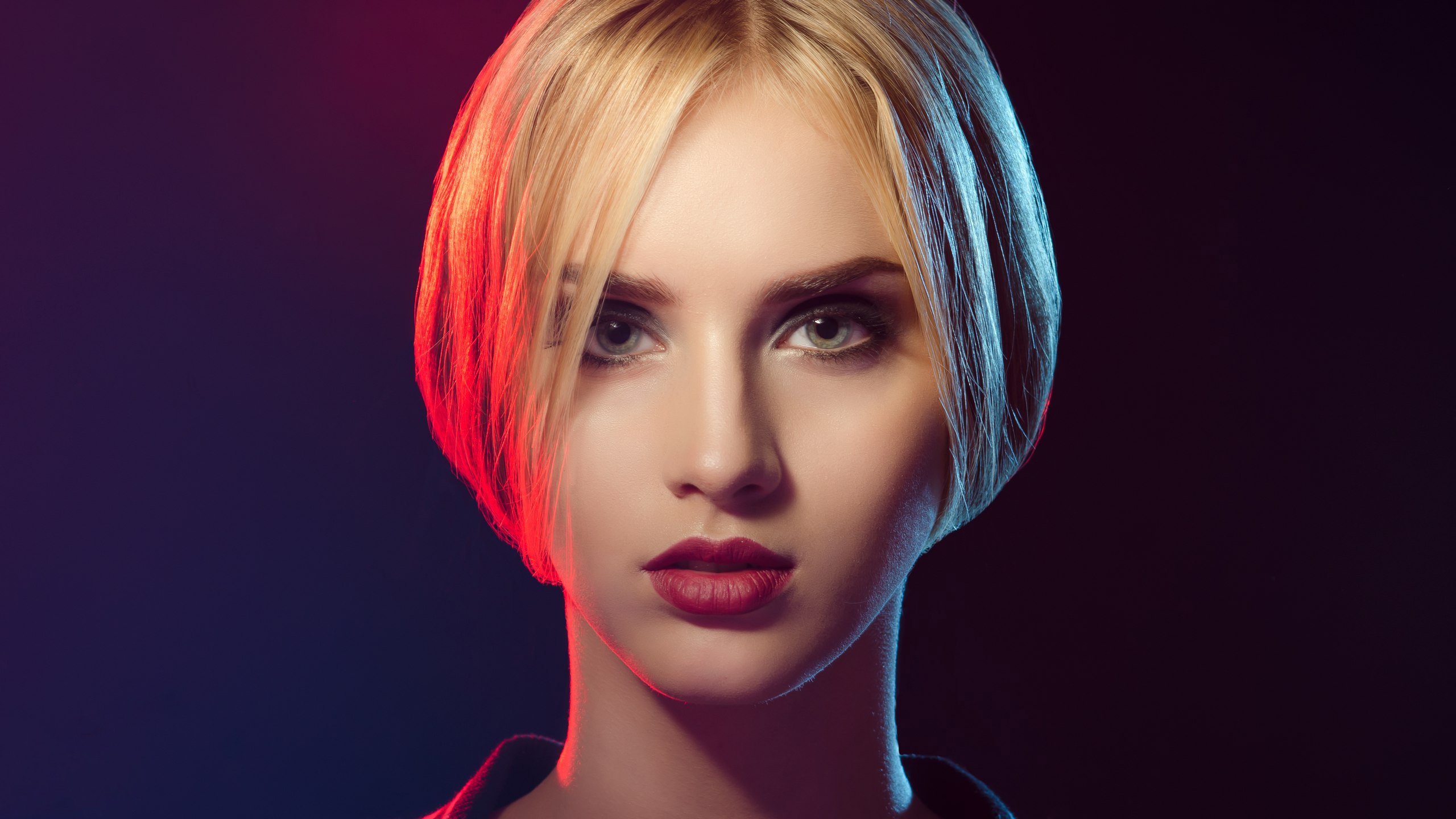 Blonde Model's Bold Stare: HD Portrait with Short Hair & Lipstick Glam