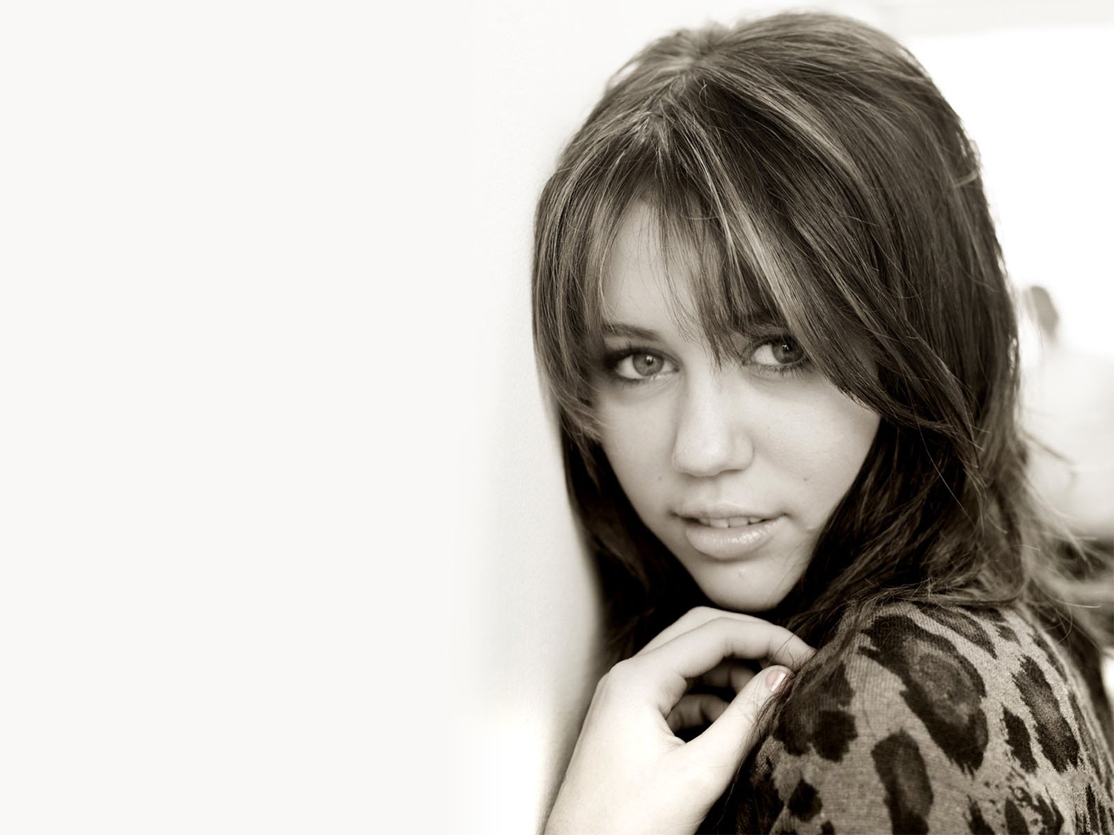 Miley Cyrus HD Wallpaper: Embrace the Music