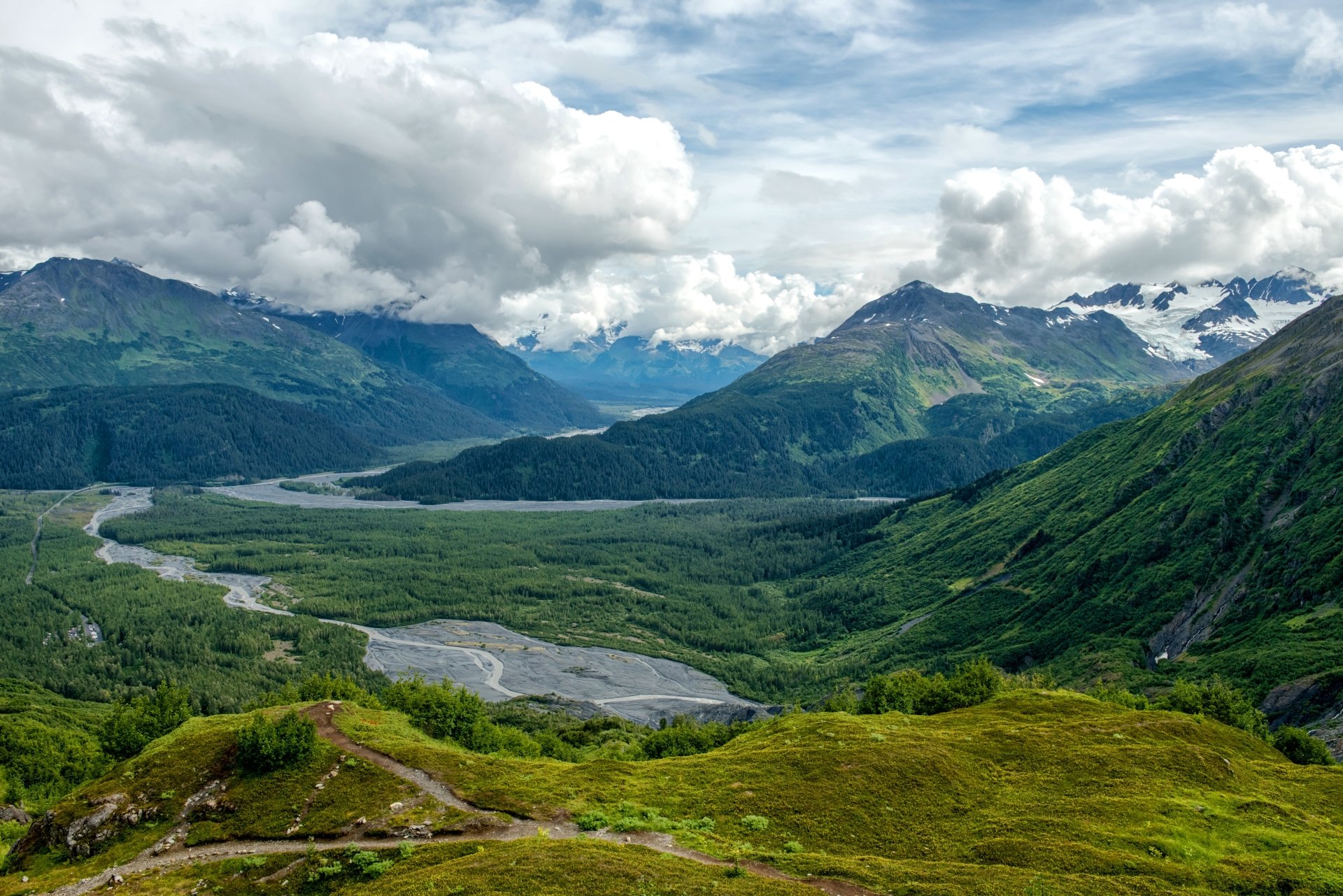 4K Ultra HD Majestic Mountain Valley & Lush Forest Landscape ...