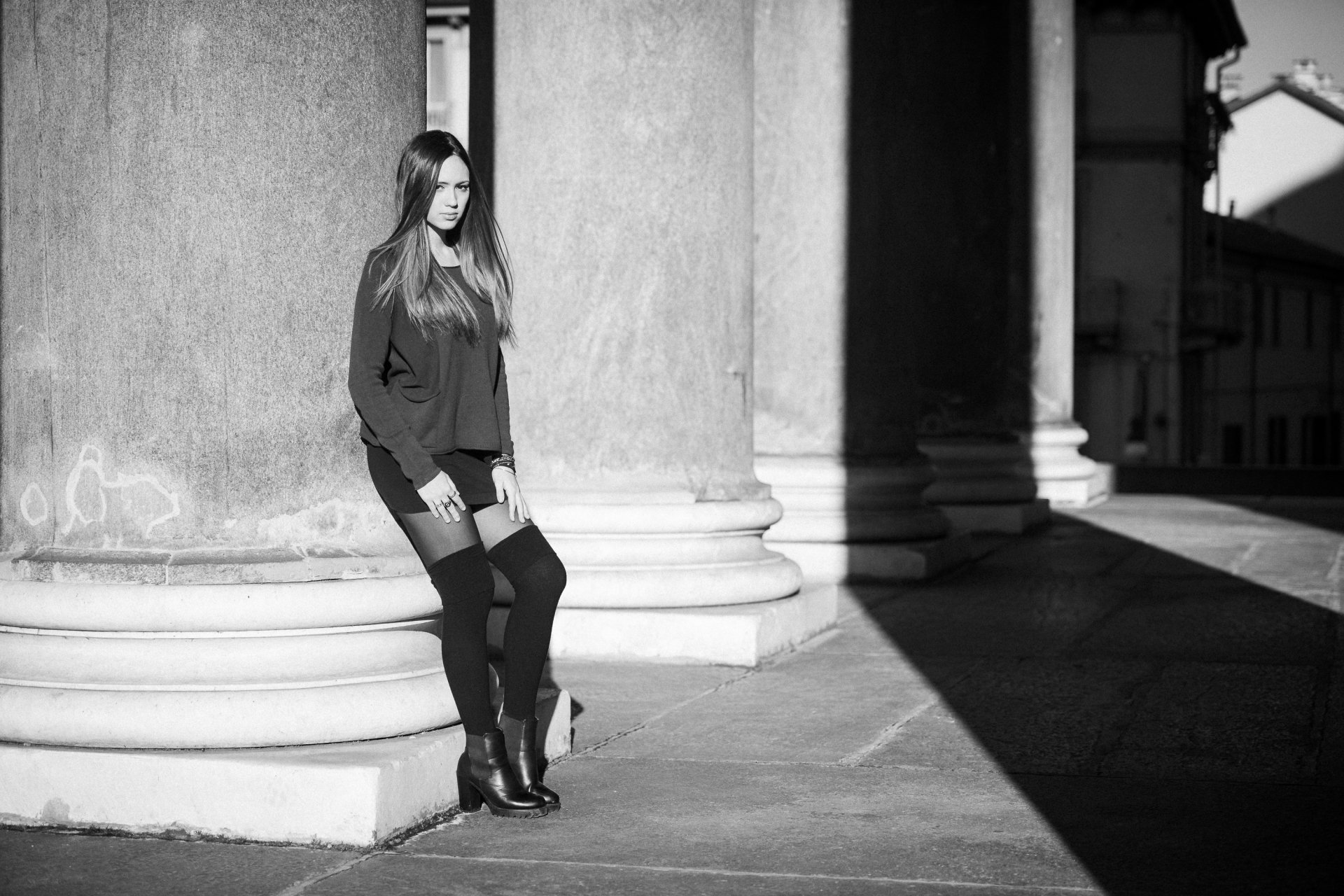 Elegant Model in Black & White - HD Wallpaper | 3000x2000 | Wallpaper Abyss