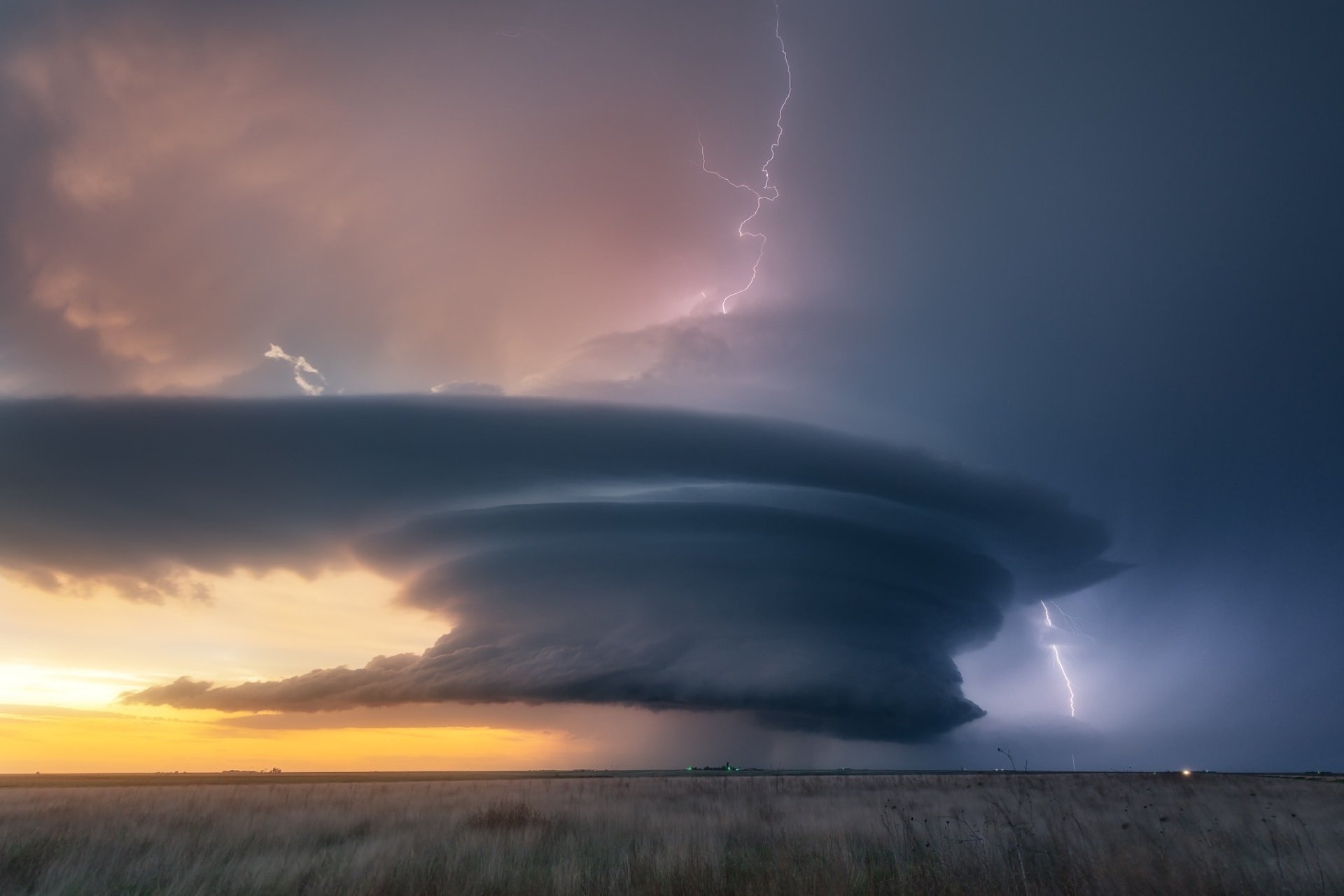Nature’s Fury: Lightning Storm Over the Horizon Grasslands – HD Wallpaper