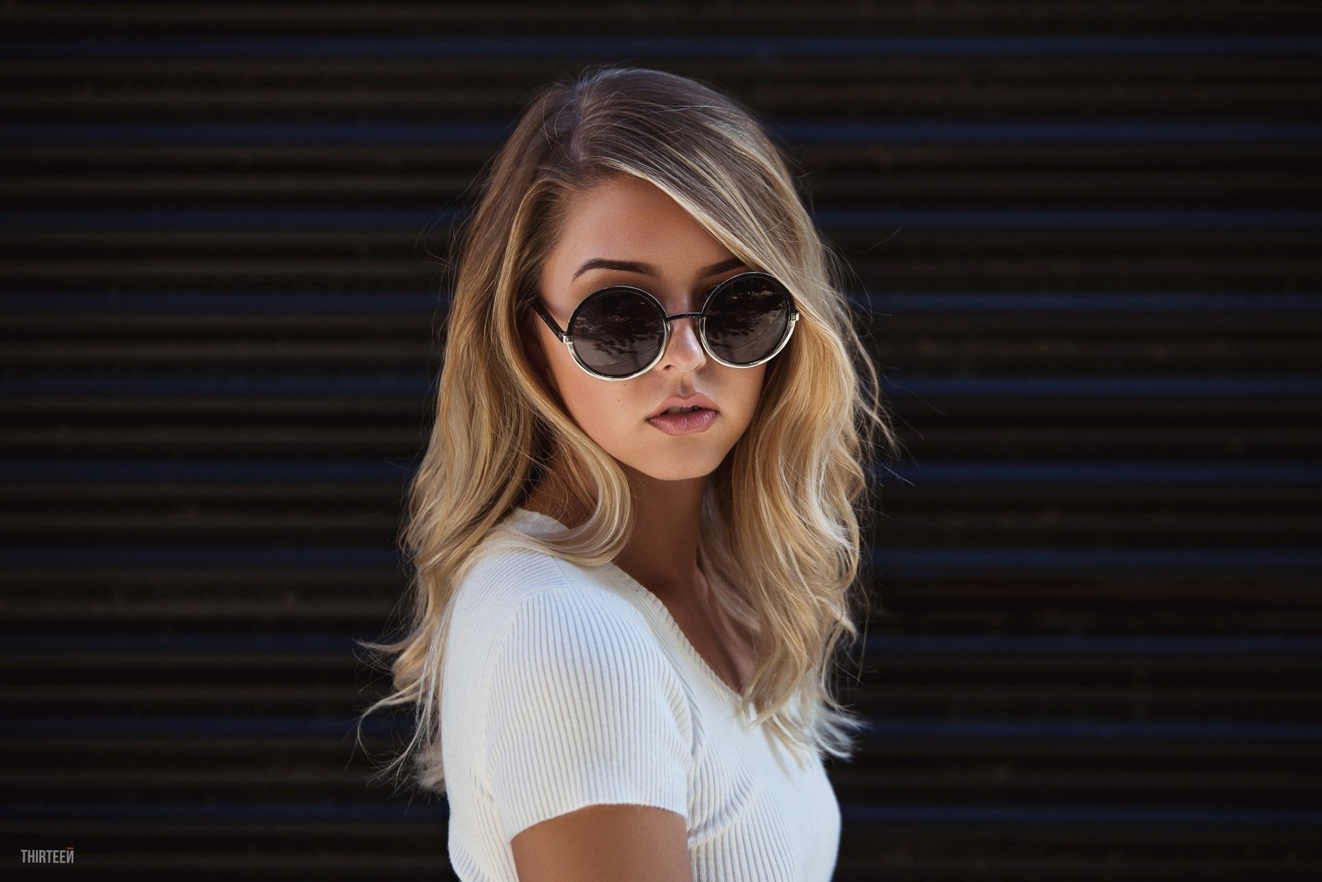 Chic Blonde Model in Stylish Sunglasses – HD Wallpaper