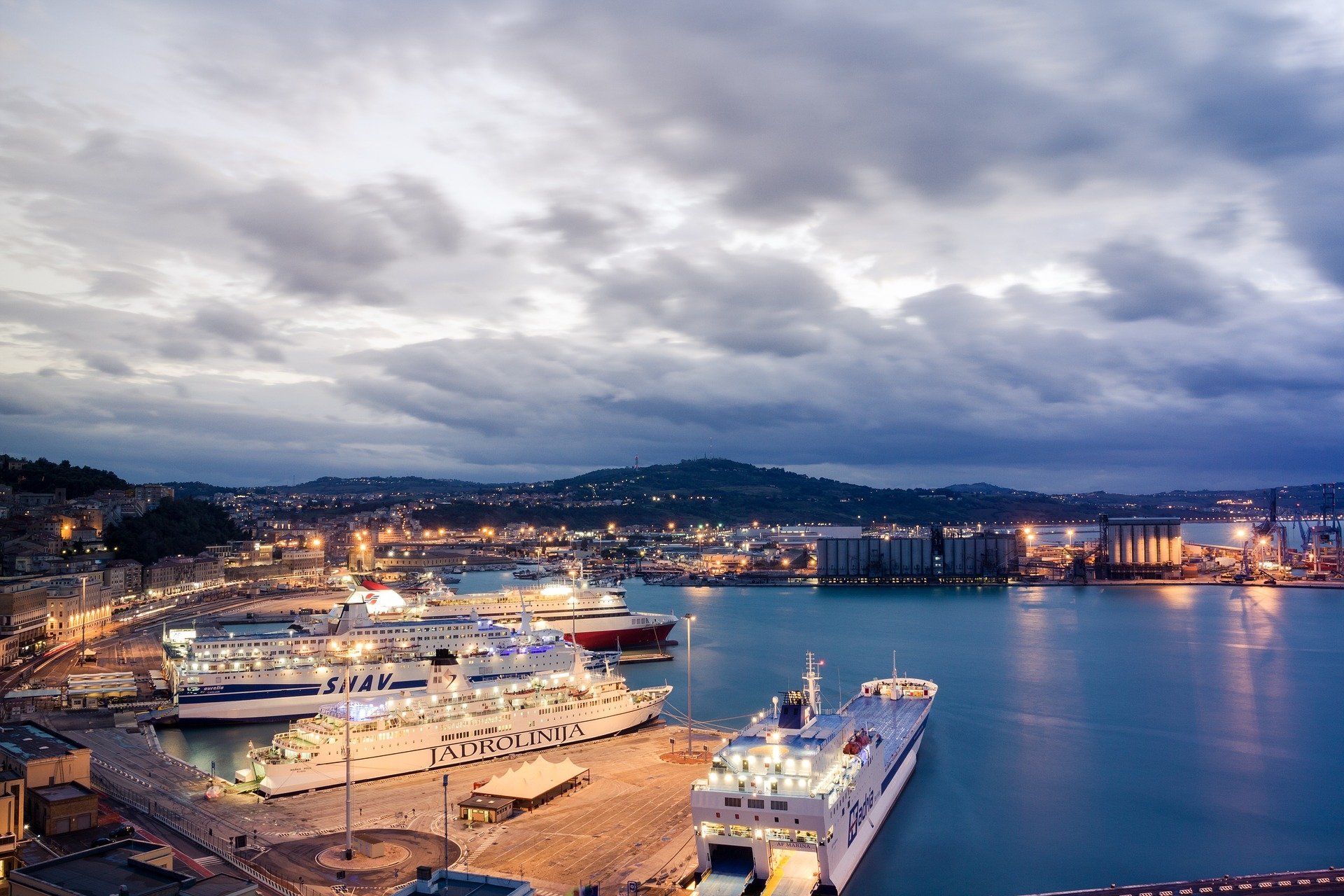 Evening Glow Over Italy’s Harbor: Dusk Cruise Ship HD Wallpaper