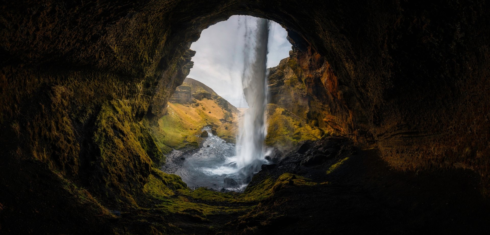 Hidden Cave Waterfall: Stunning Nature’s HD Serenity