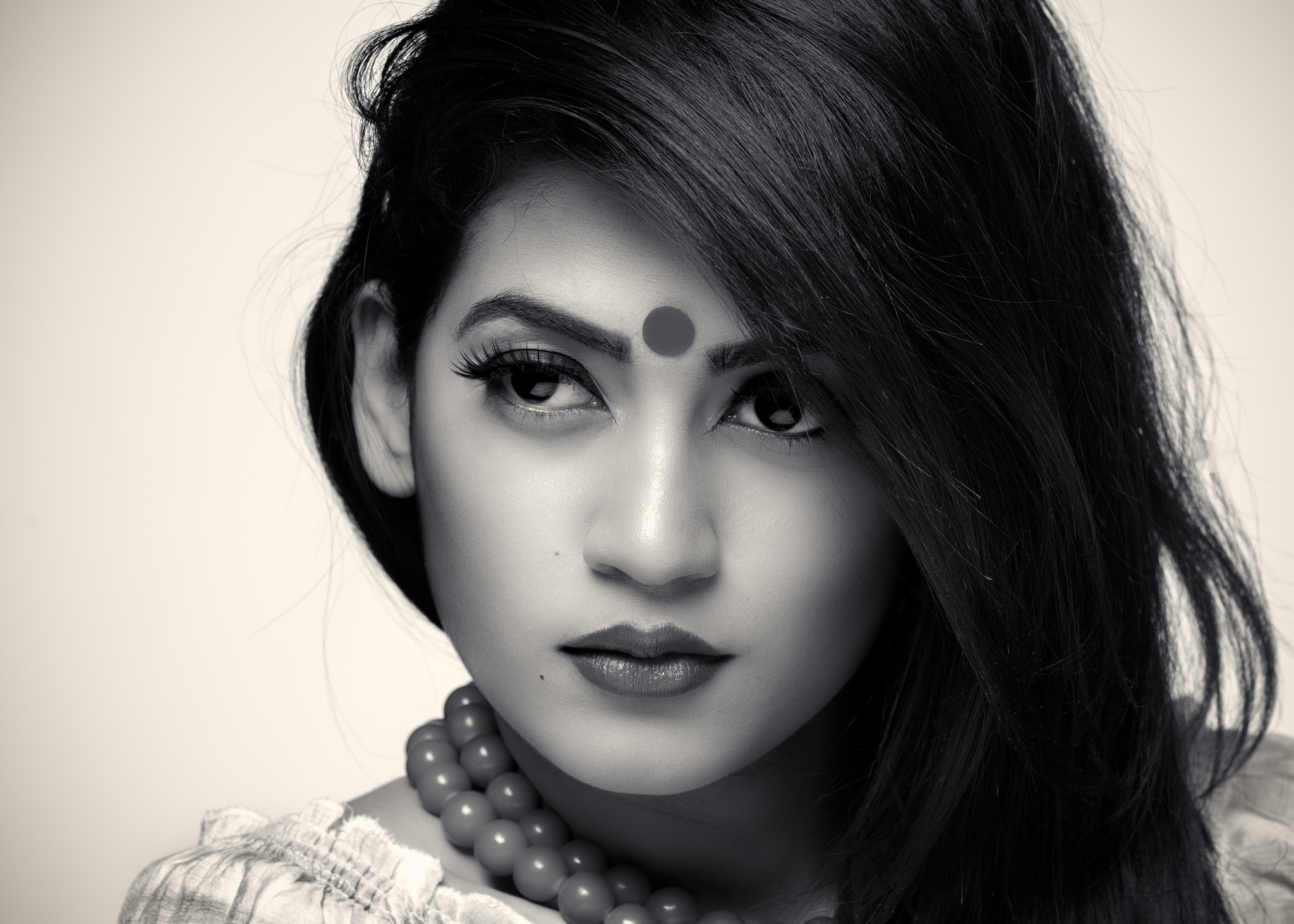 Download Black & White Model Woman Face HD Wallpaper