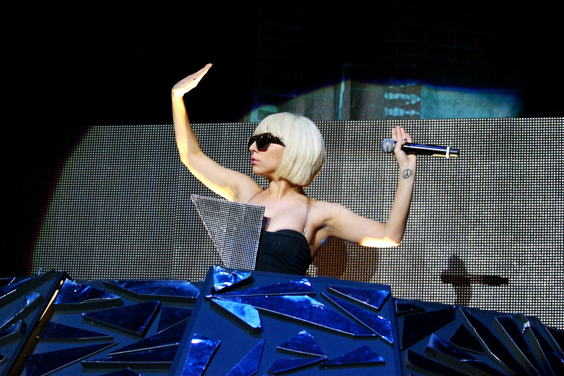 Lady Gaga Live: Iconic Music Moment HD Wallpaper | 3000x2000 ...