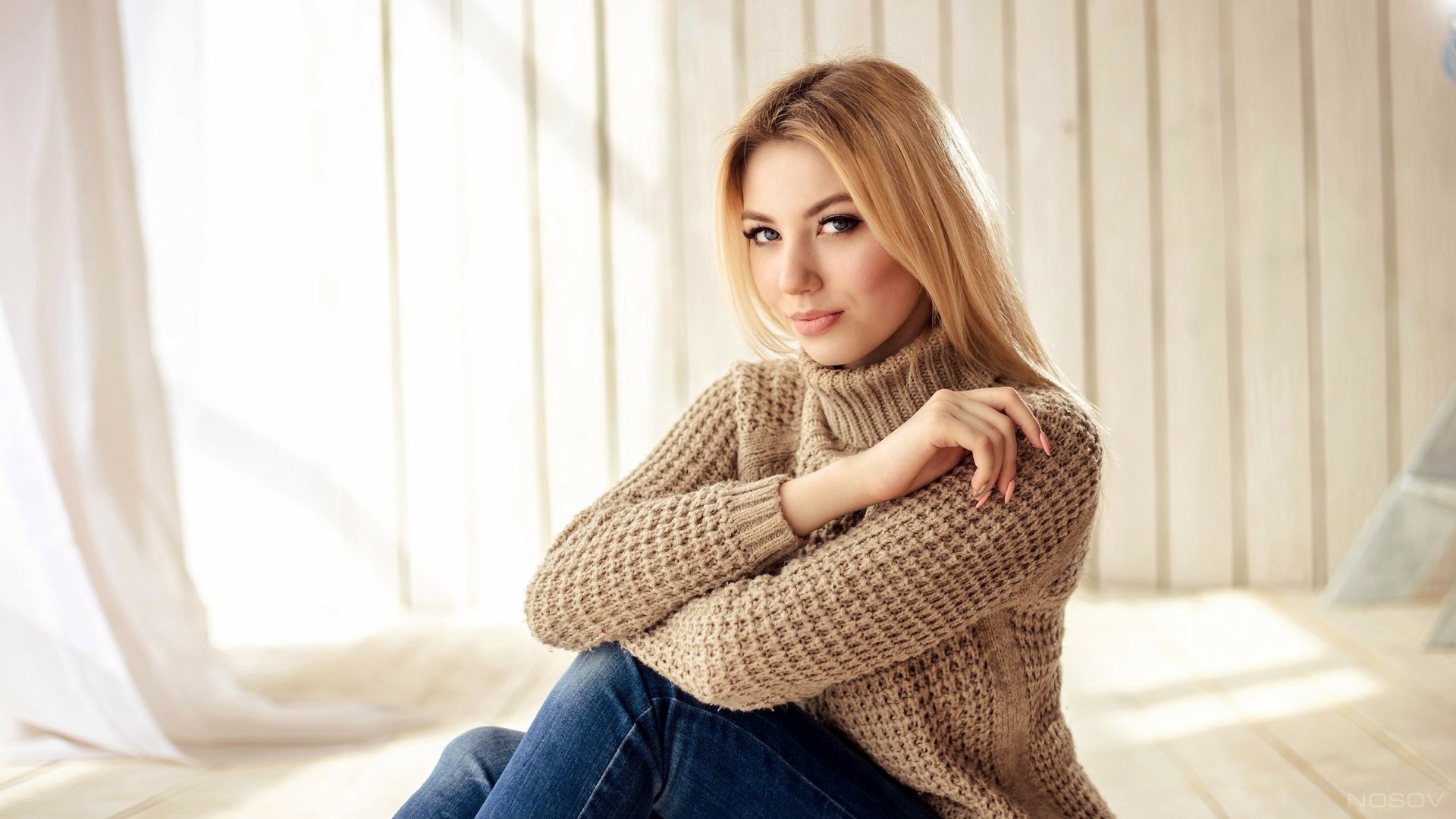 Download Blue Eyes Blonde Woman Model HD Wallpaper | 2500x1406 ...