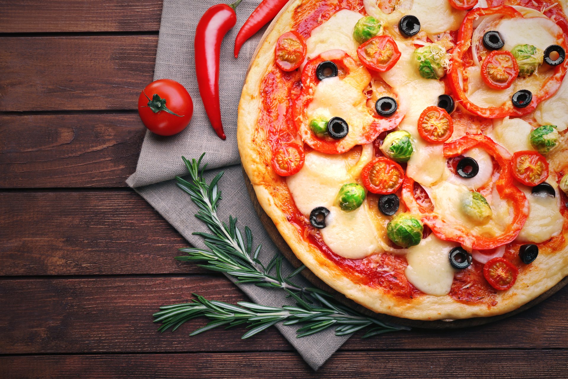 4K Ultra HD Pepper & Tomato Pizza Delight Wallpaper