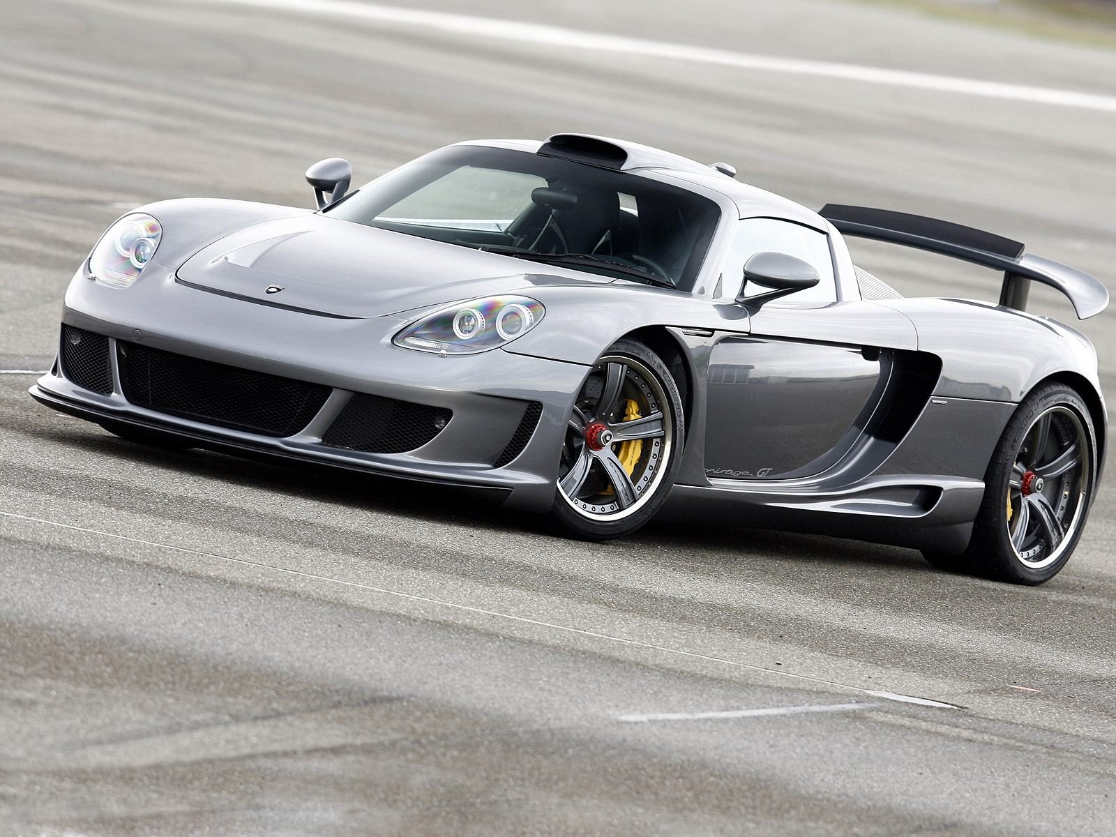 Stunning Porsche Speed Machine - HD Vehicle Wallpaper