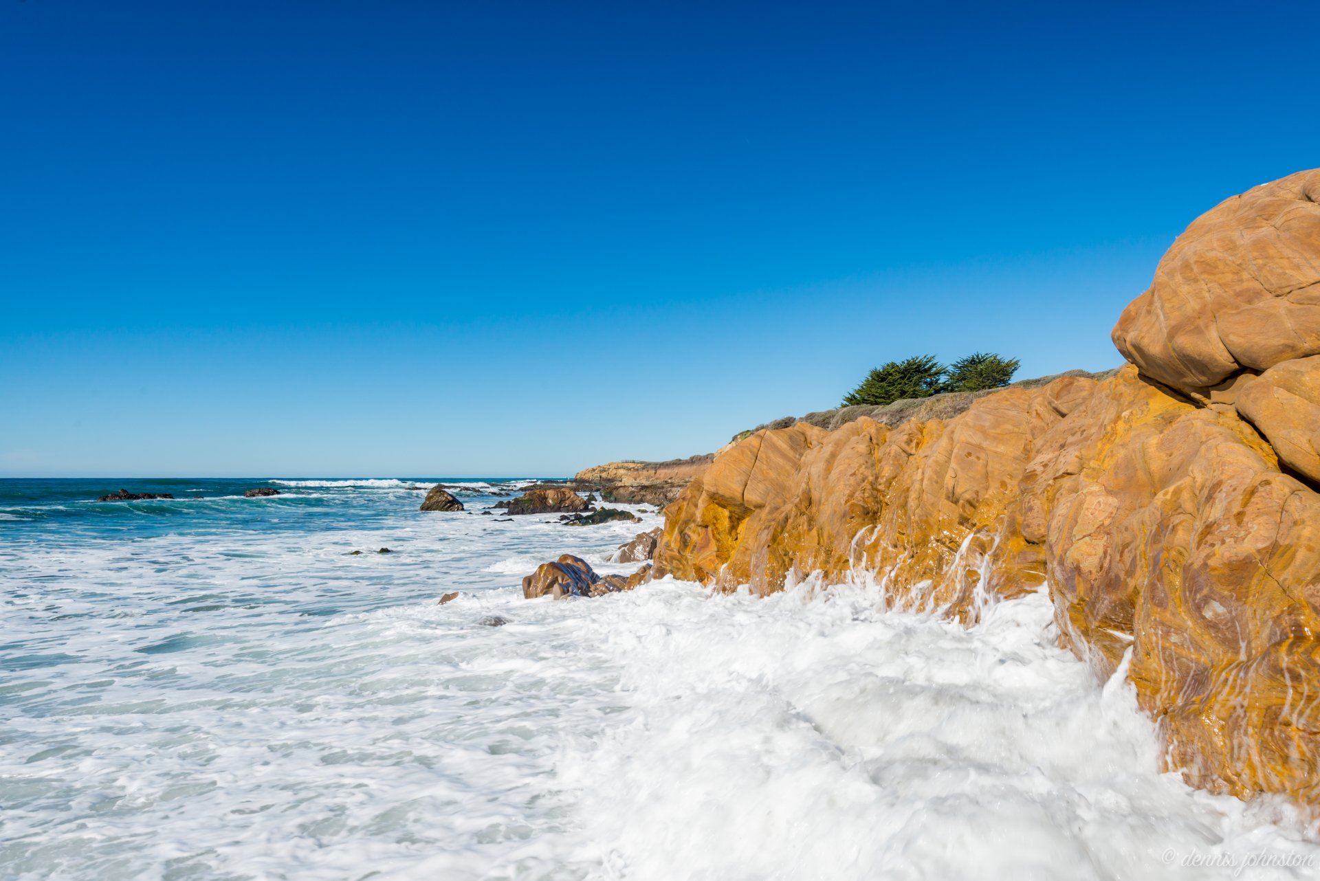 4K Ultra HD Coastal Horizon: Sky Meets Ocean Foam in Natural Serenity