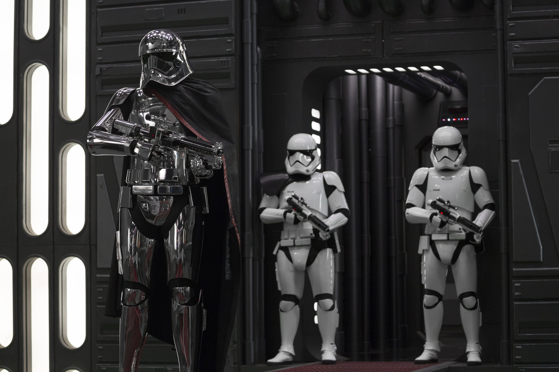 Captain Phasma & Stormtroopers in Star Wars: The Last Jedi | 4K Ultra HD Wallpaper