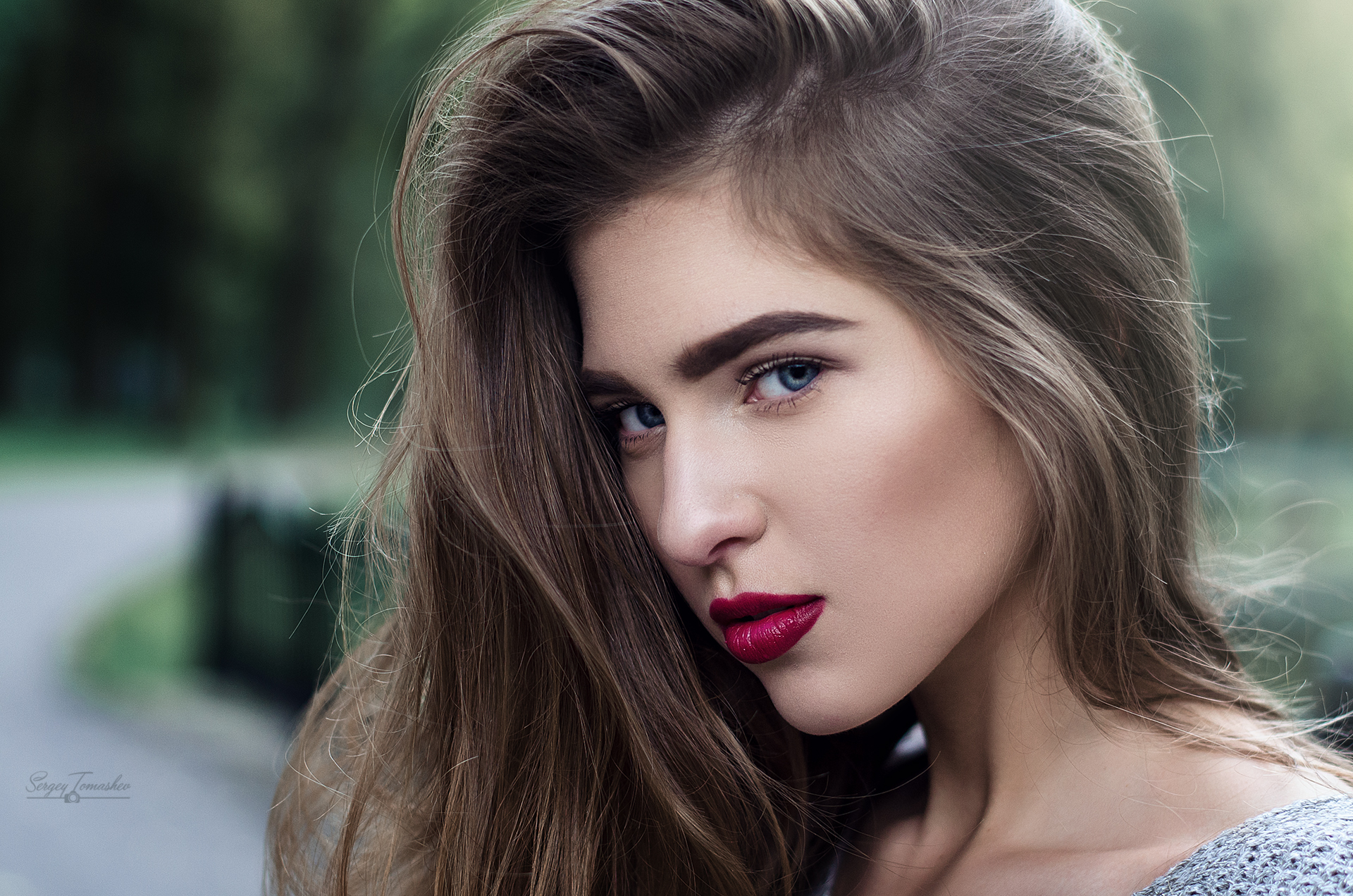 Download Blue Eyes Brunette Close Up Face Lipstick Woman Model Hd