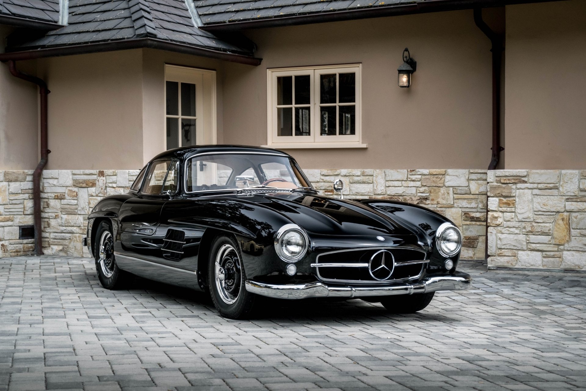 Mercedes-Benz 300SL Black Grand Tourer – Stunning HD Classic Car Wallpaper