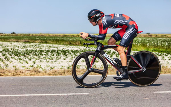 High-Octane Cycling: HD Wallpaper for Sports Enthusiasts