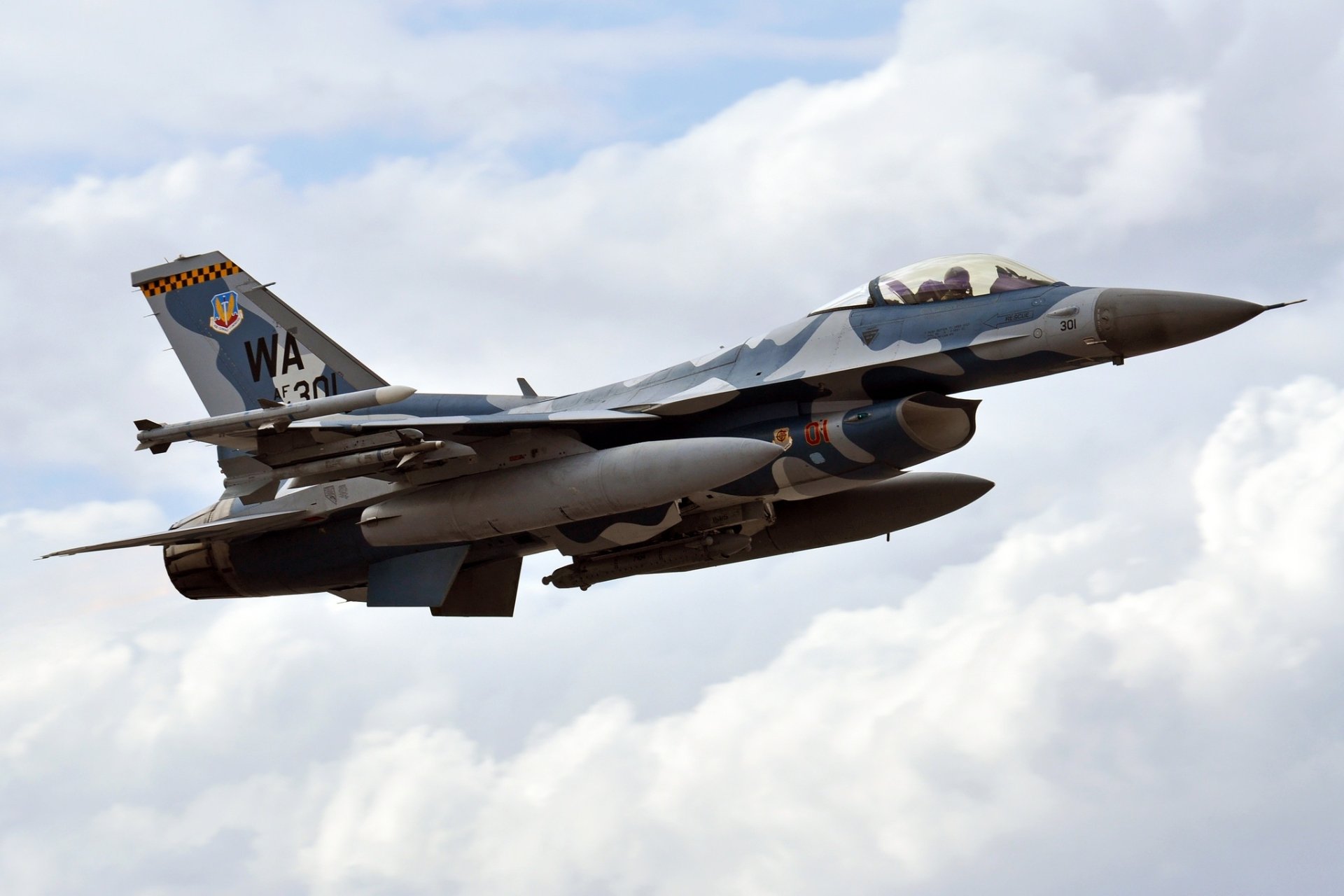 F-16 Fighting Falcon Jet Fighter Soaring High – HD Military Warplane ...