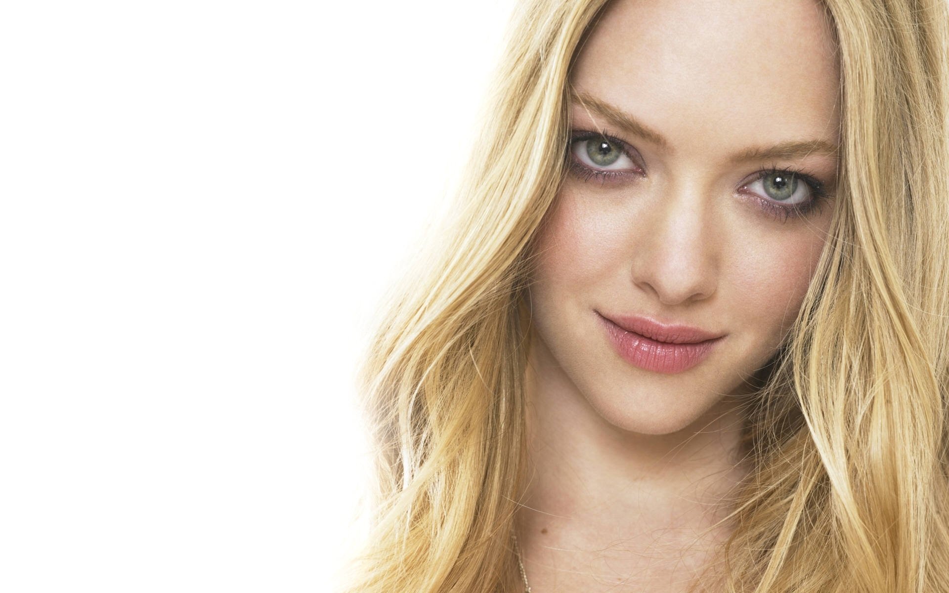 Download Close-up Face Smile Blonde Actress Celebrity Amanda Seyfried HD Wallpaper