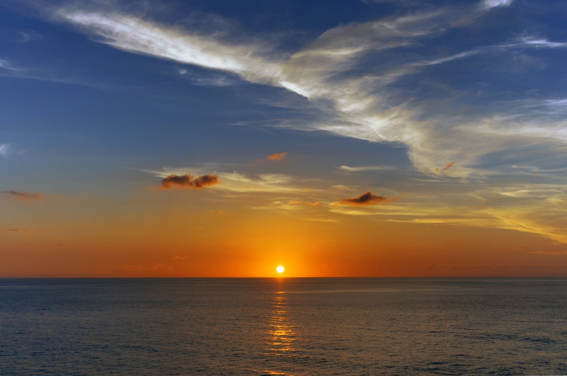 Serene HD Sunrise Over Ocean Horizon | 2500x1660 | Wallpaper Abyss