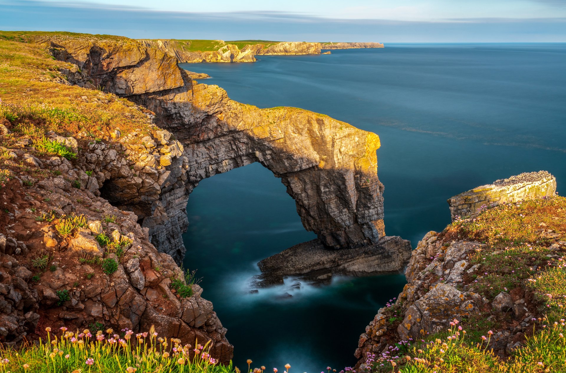4K Ultra HD Coastal Archway: Nature’s Horizon Over the Ocean ...