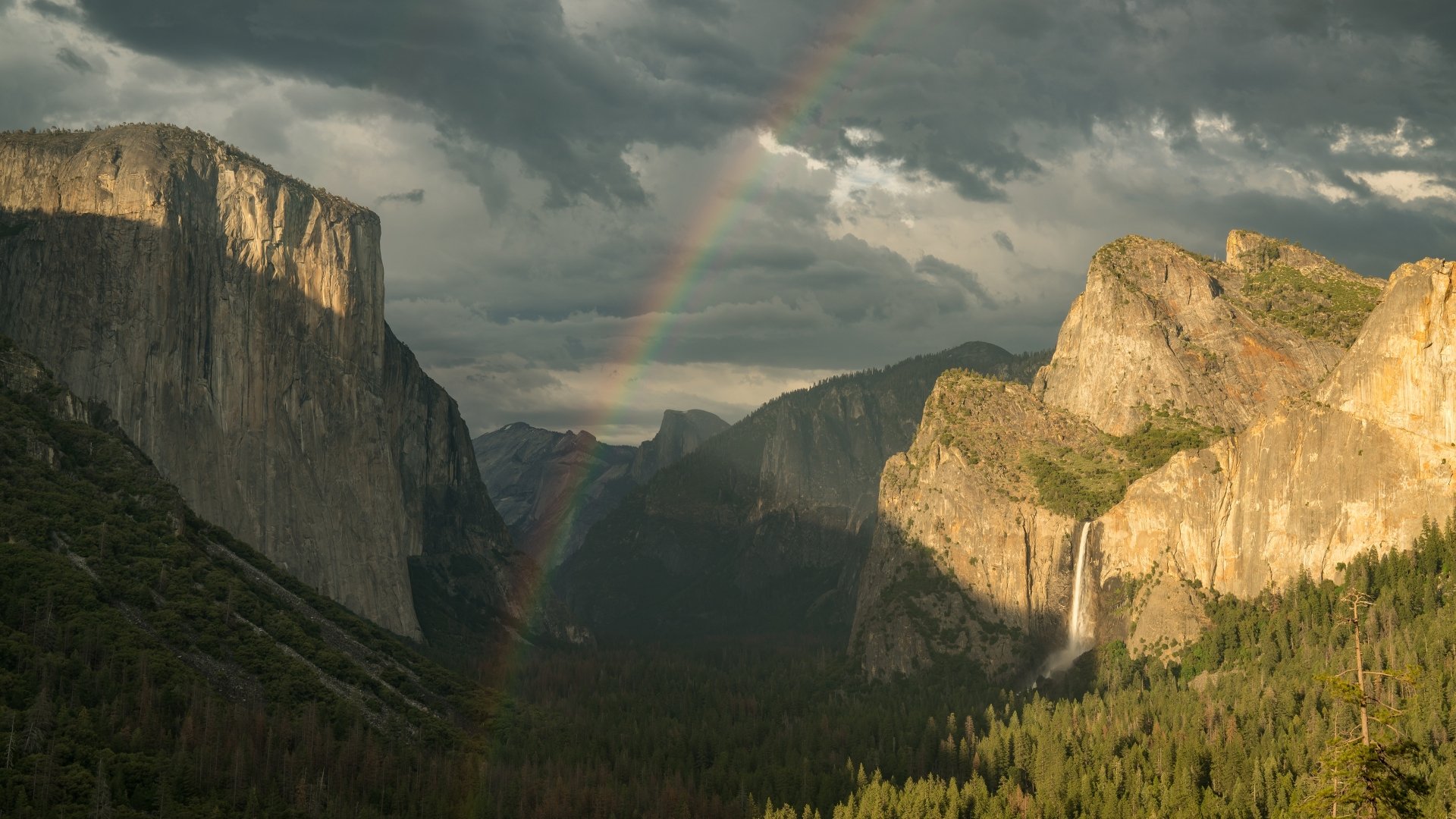 Yosemite Rainbow Falls — 4K Ultra HD Cliff & Mountain Wallpaper