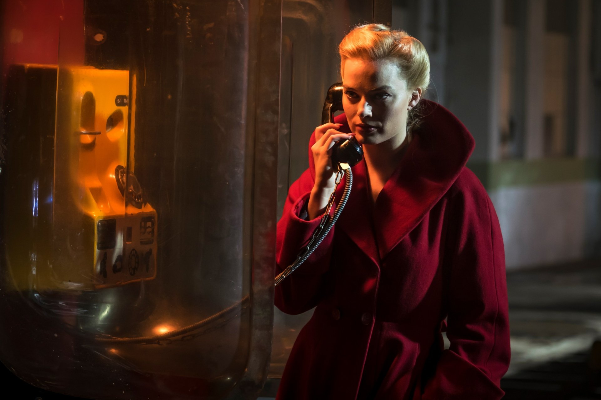 Terminal Scene: Margot Robbie in 4K Ultra HD Movie Wallpaper