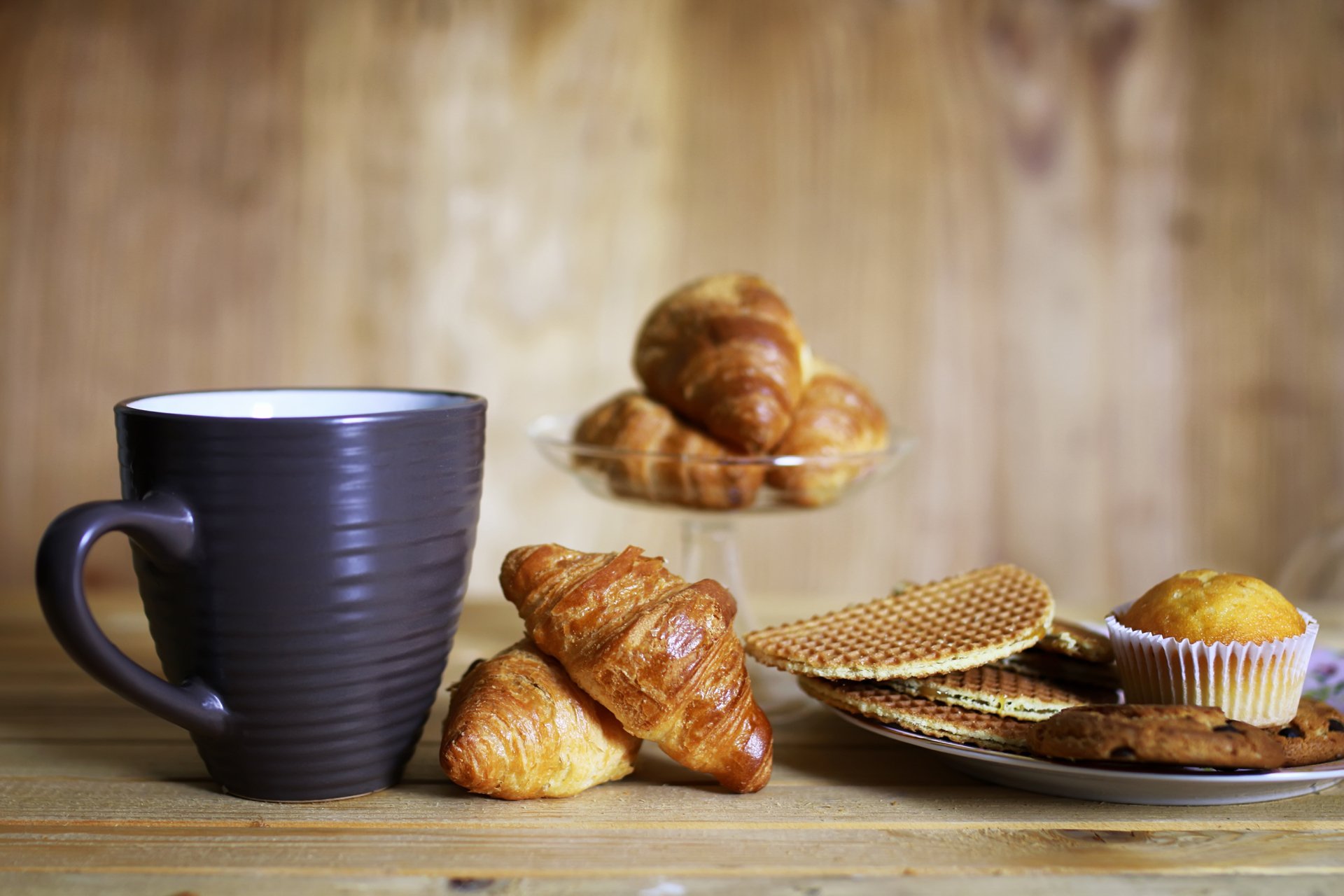 2K Quad HD Breakfast - Croissant, Coffee & Viennoiserie | 2700x1800 ...